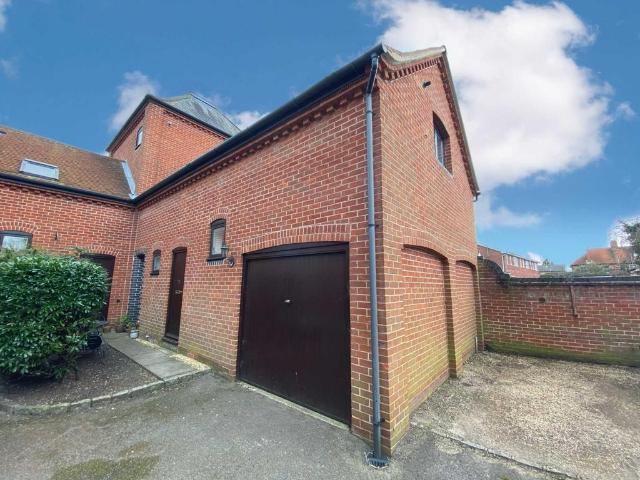 2 bedroom end of terrace house to rent