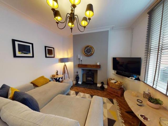 2 bedroom end of terrace house to rent