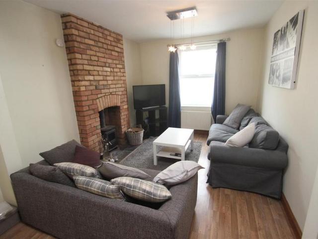 2 bedroom end of terrace house to rent