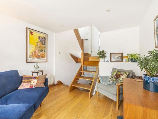 2 bedroom end of terrace house to rent