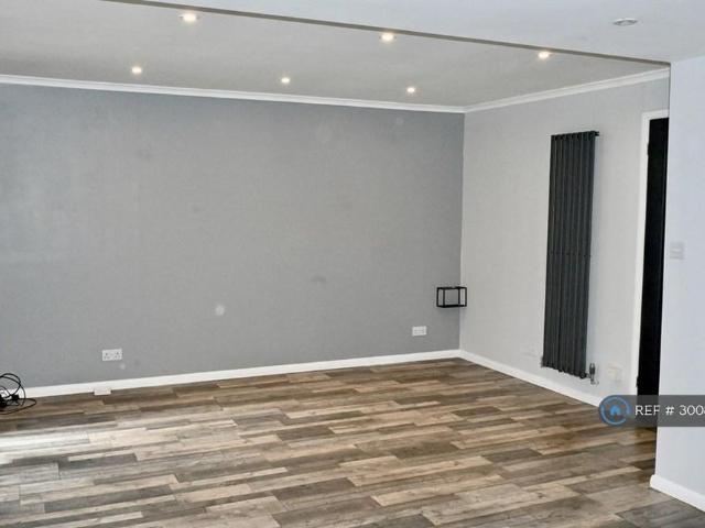 2 bedroom end of terrace house to rent