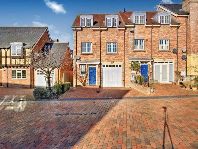 2 bedroom end of terrace house to rent