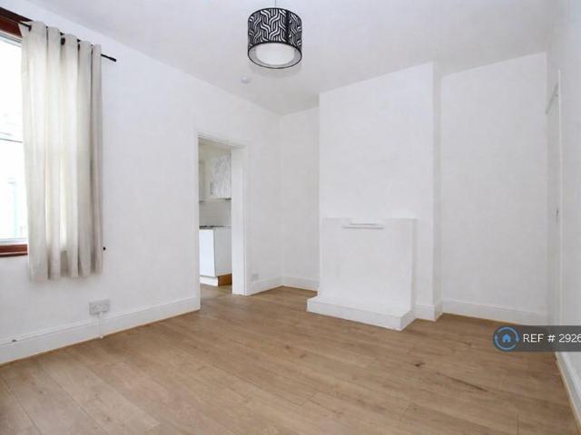 2 bedroom end of terrace house to rent