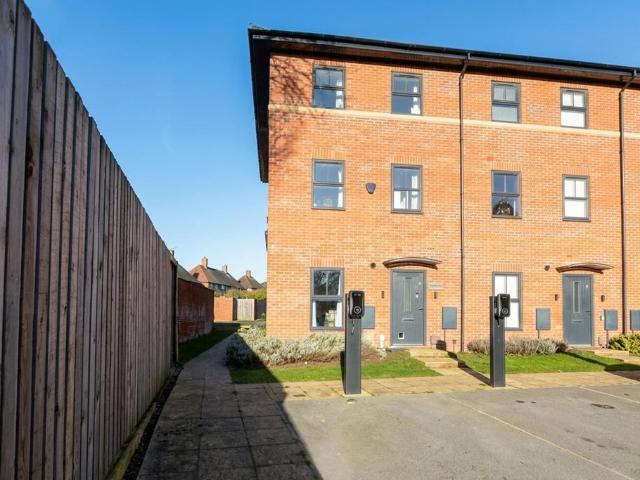 2 bedroom end of terrace house to rent