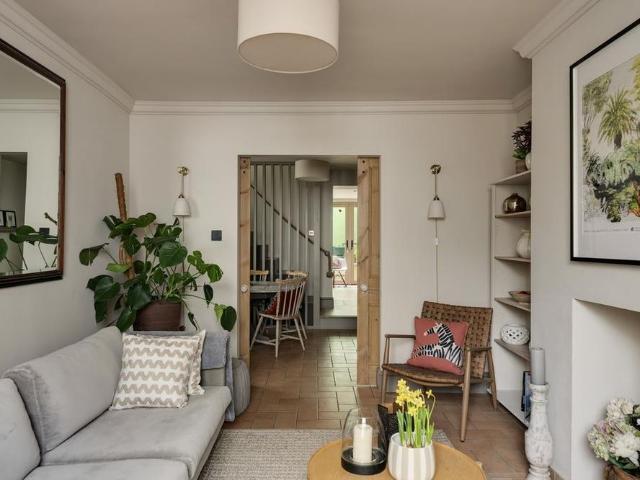 2 bedroom end of terrace house to rent