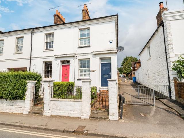 2 bedroom end of terrace house to rent