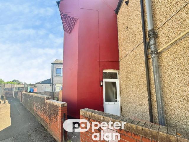 2 bedroom end of terrace house to rent