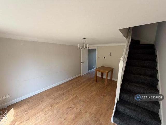 2 bedroom end of terrace house to rent