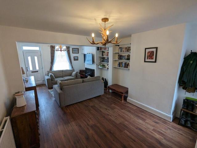2 bedroom end of terrace house to rent