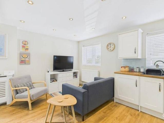 2 bedroom end of terrace house to rent