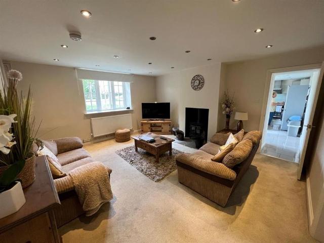 2 bedroom end of terrace house to rent