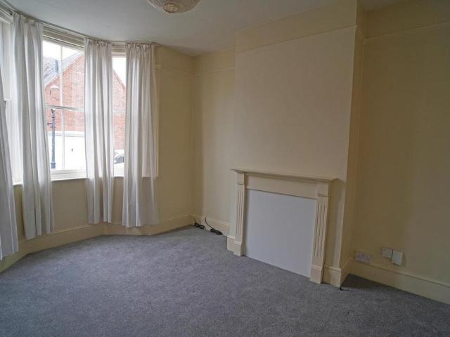 2 bedroom end of terrace house to rent