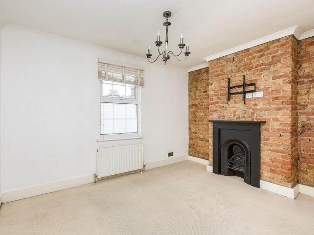 2 bedroom end of terrace house to rent