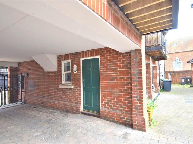 2 bedroom end of terrace house to rent