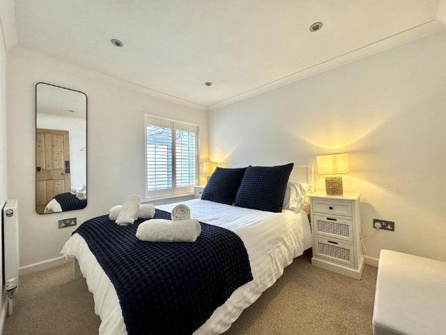 2 bedroom end of terrace house to rent