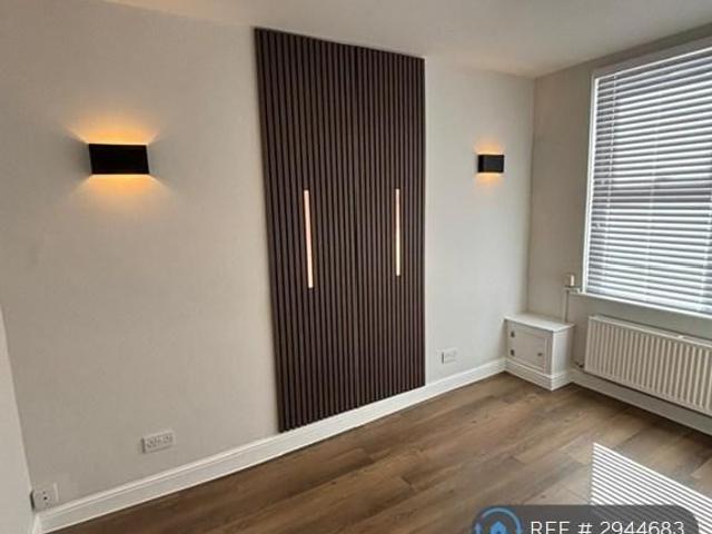2 bedroom end of terrace house to rent