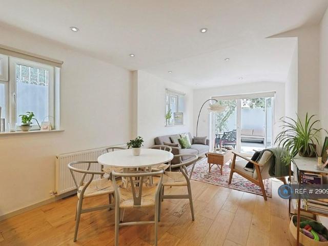 2 bedroom end of terrace house to rent