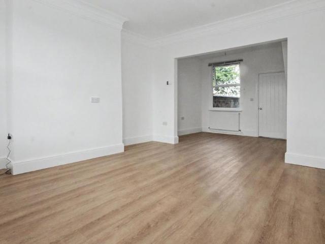 2 bedroom end of terrace house to rent