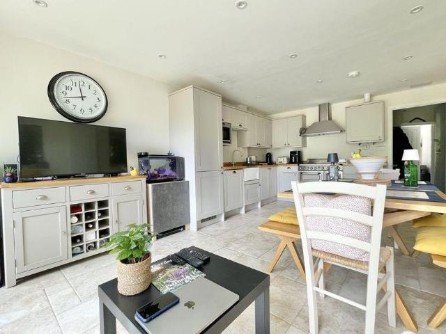 2 bedroom end of terrace house to rent