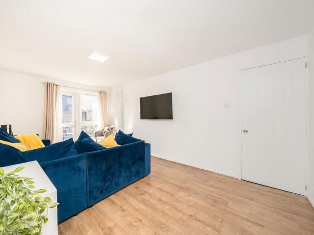 2 bedroom end of terrace house to rent