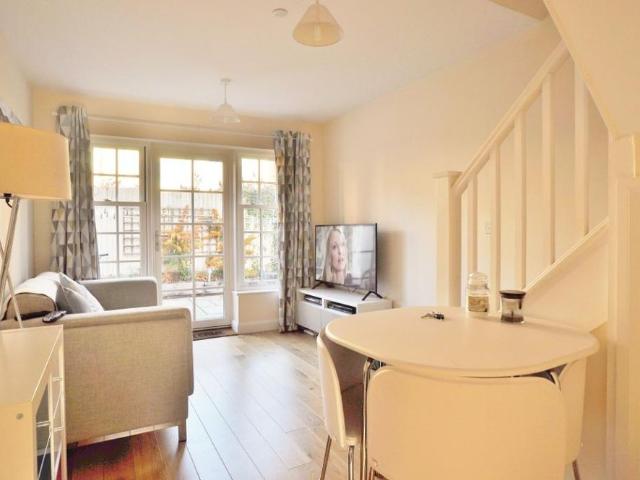2 bedroom end of terrace house to rent