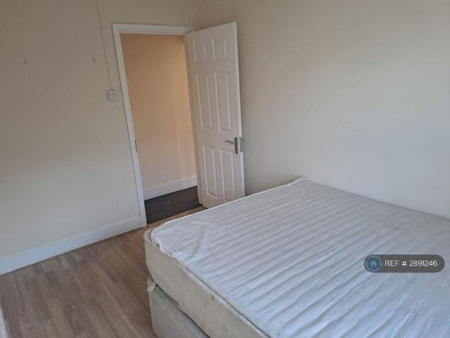 2 bedroom end of terrace house to rent