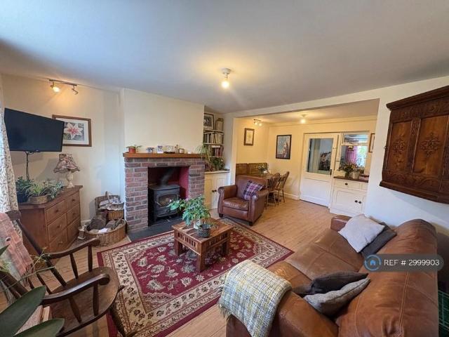 2 bedroom end of terrace house to rent