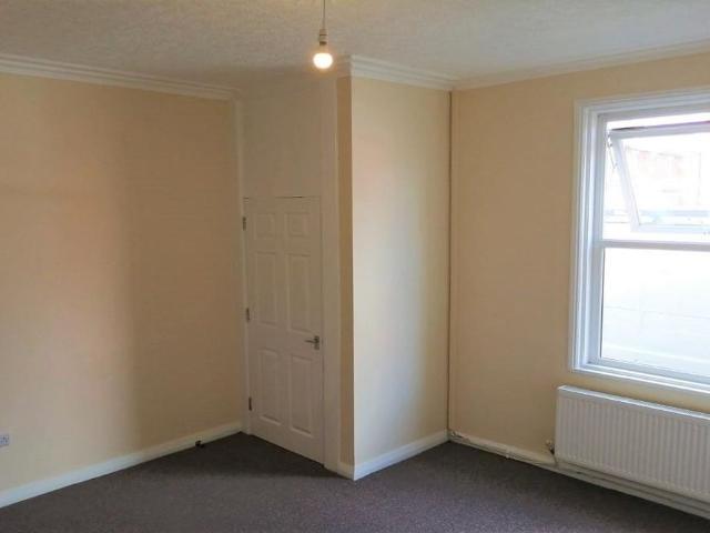 2 bedroom end of terrace house to rent