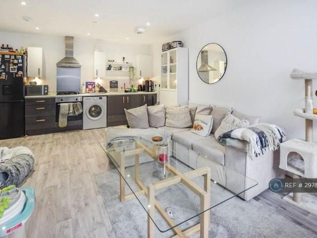 2 bedroom end of terrace house to rent