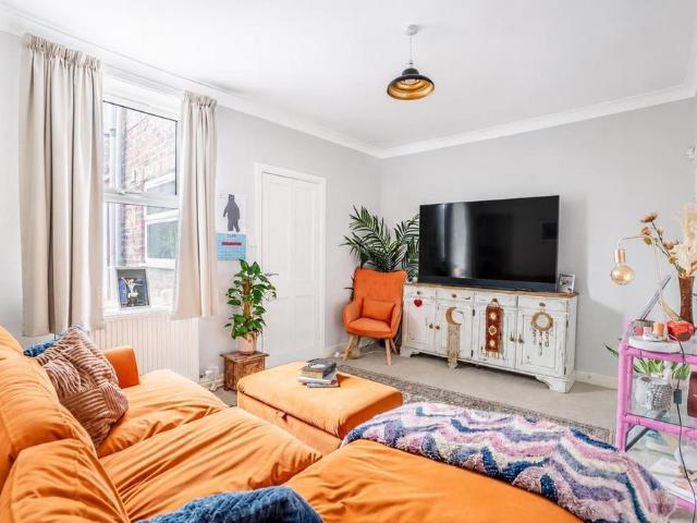 2 bedroom end of terrace house to rent