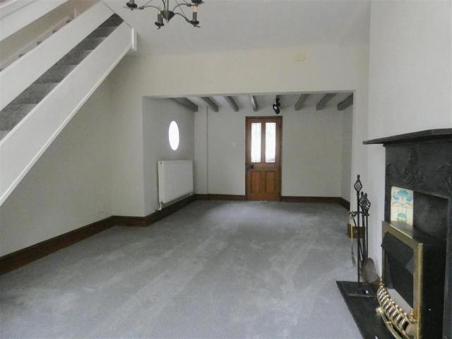 2 bedroom end of terrace house to rent