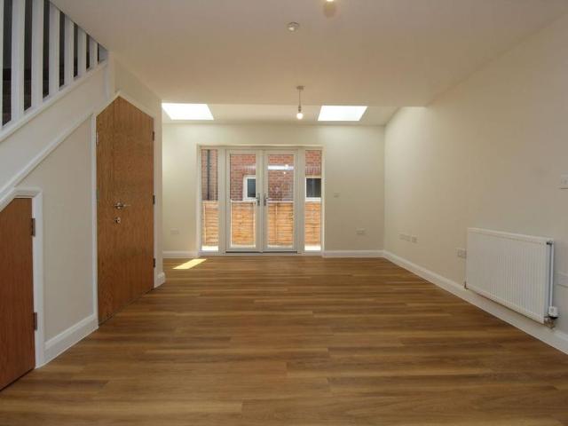2 bedroom end of terrace house to rent