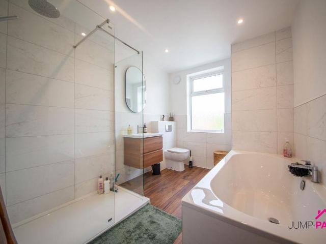 2 bedroom end of terrace house to rent