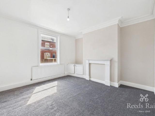 2 bedroom end of terrace house to rent