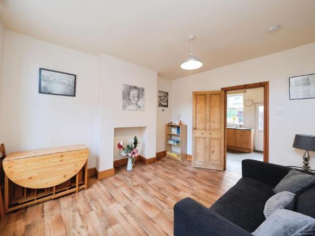 2 bedroom end of terrace house to rent