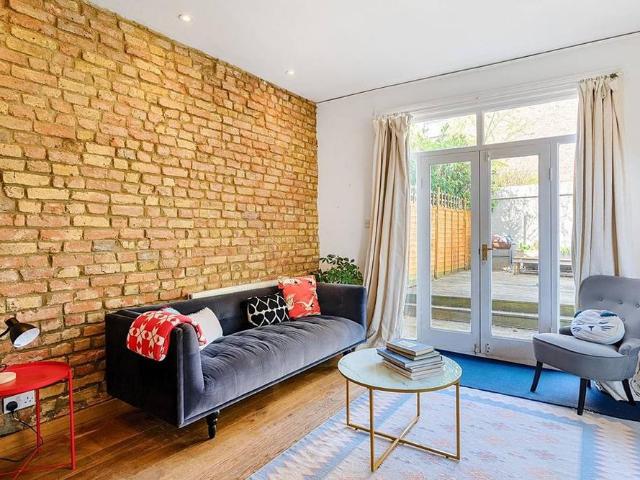 2 bedroom end of terrace house to rent
