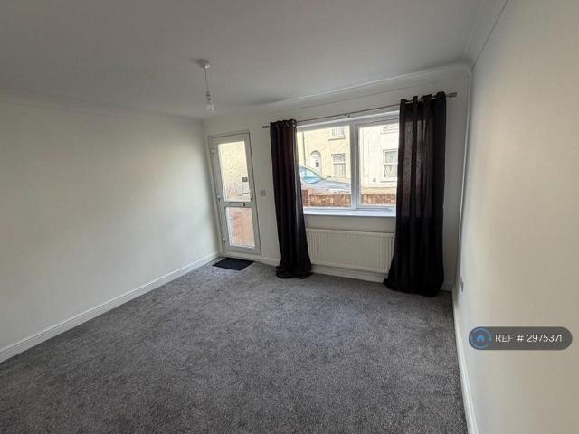 2 bedroom end of terrace house to rent