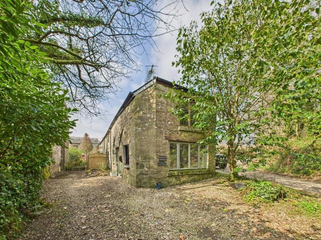 2 bedroom end of terrace house to rent