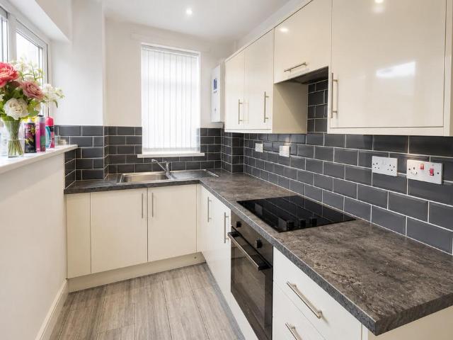 2 bedroom end of terrace house to rent