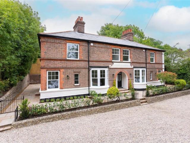 2 bedroom end of terrace house to rent