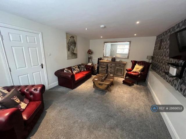 2 bedroom end of terrace house to rent