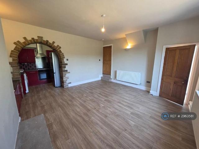 2 bedroom end of terrace house to rent