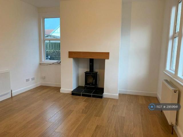 2 bedroom end of terrace house to rent