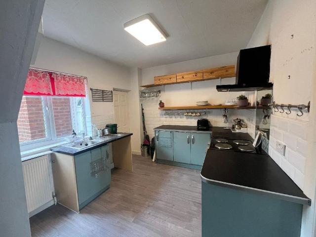 2 bedroom end of terrace house to rent