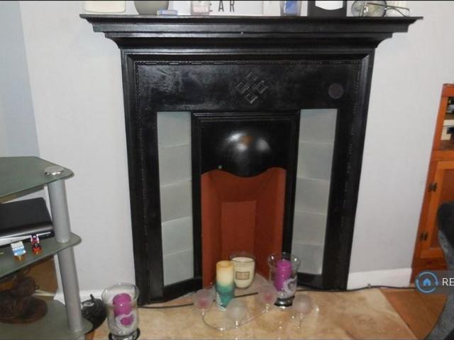2 bedroom end of terrace house to rent