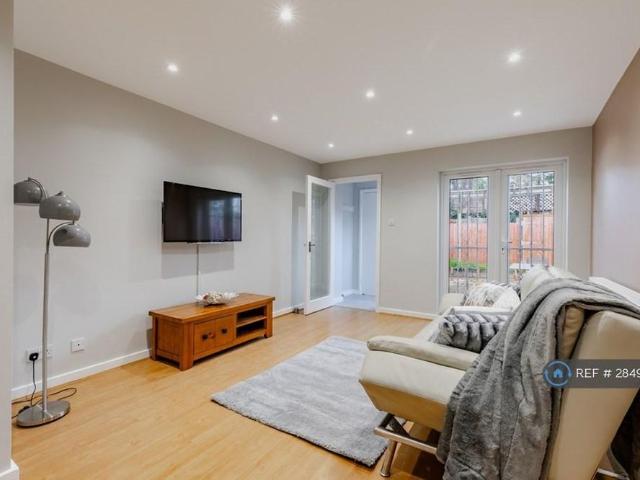 2 bedroom end of terrace house to rent