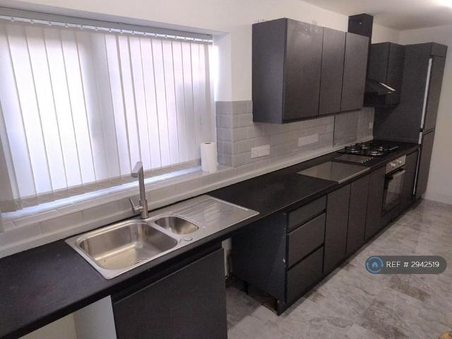 2 bedroom end of terrace house to rent