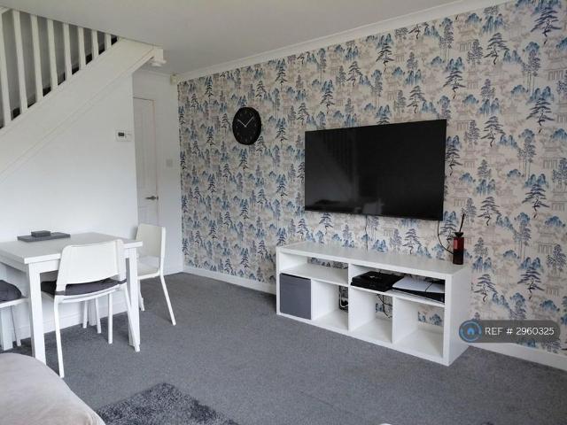 2 bedroom end of terrace house to rent
