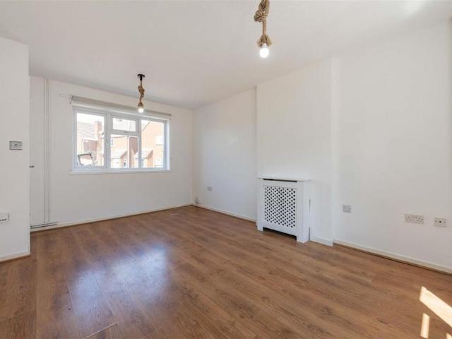 2 bedroom end of terrace house to rent