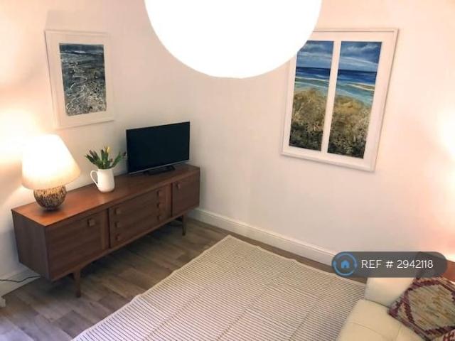 2 bedroom end of terrace house to rent